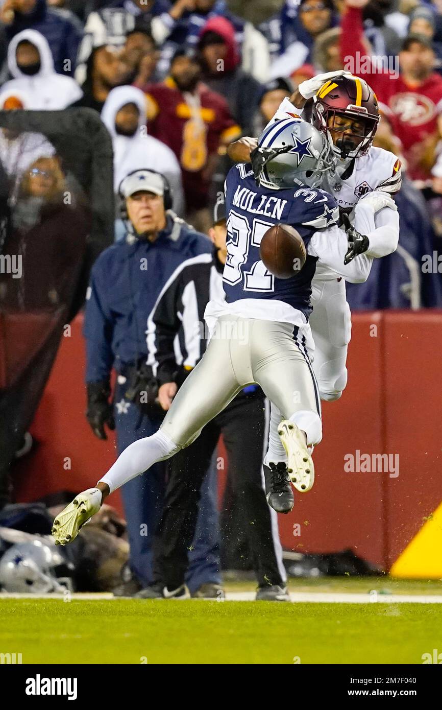 Washington Commanders wide receiver Terry McLaurin (17) attempts to ...