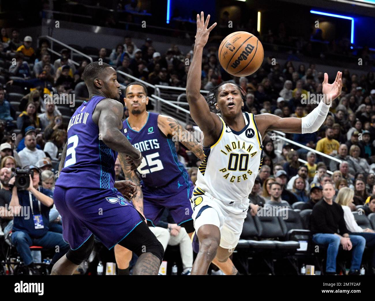 Indiana Pacers guard Bennedict Mathurin (00) loses control of the ball ...