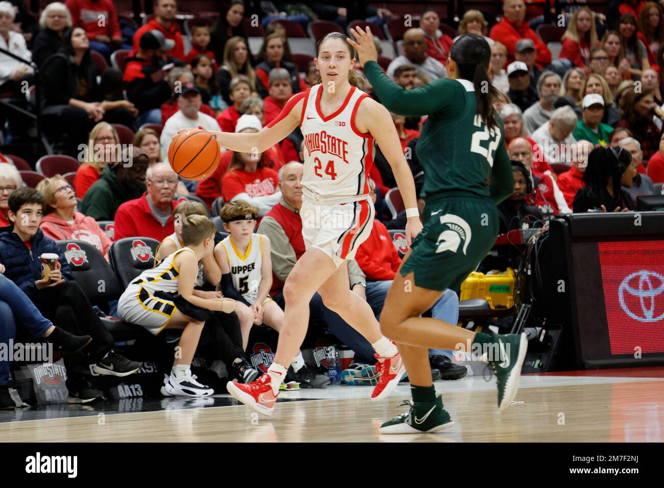 Ohio State's Taylor Mikesell plays against Michigan State during an ...
