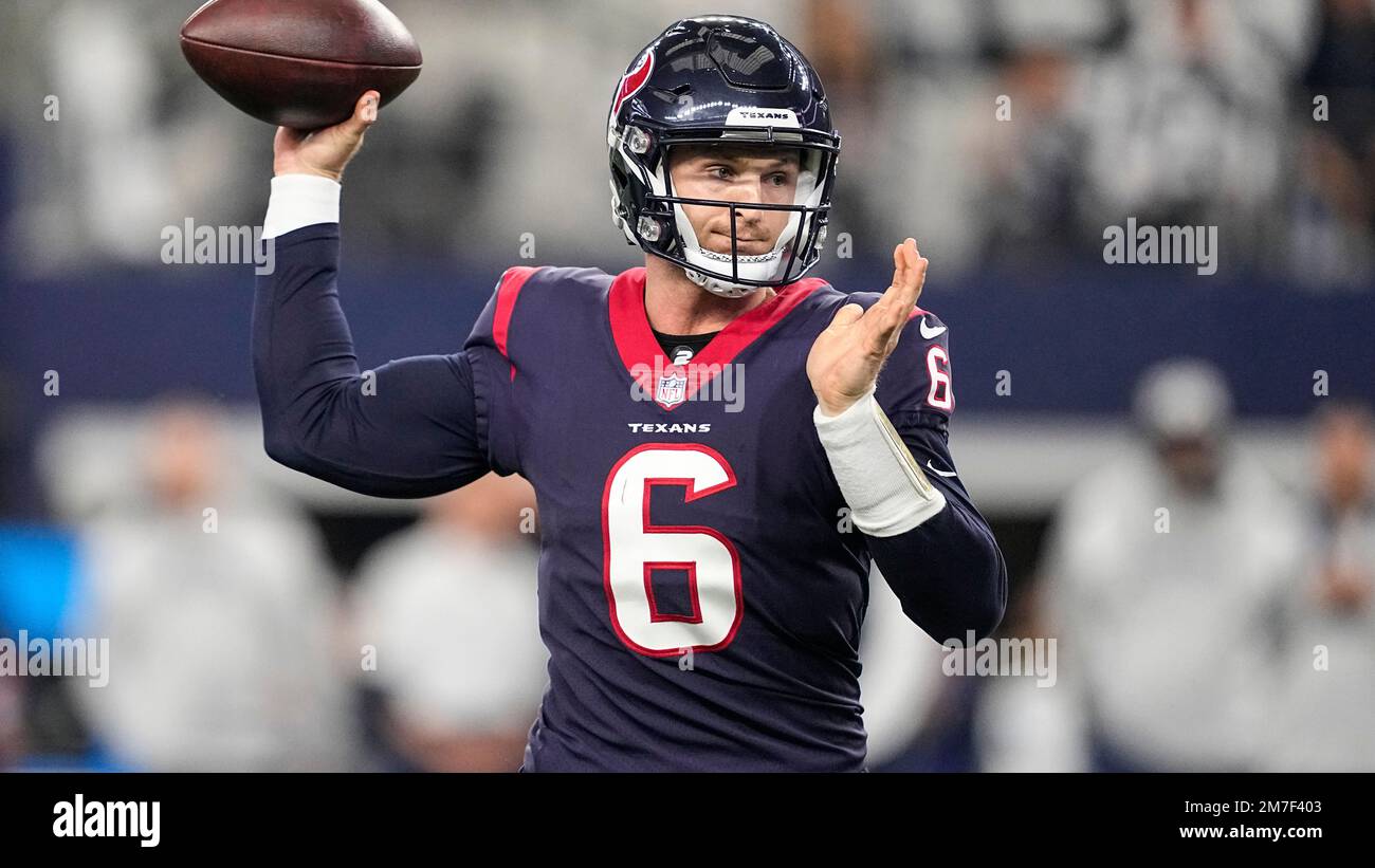Houston Texans quarterback Jeff Driskel (6) looks to pass in the first ...