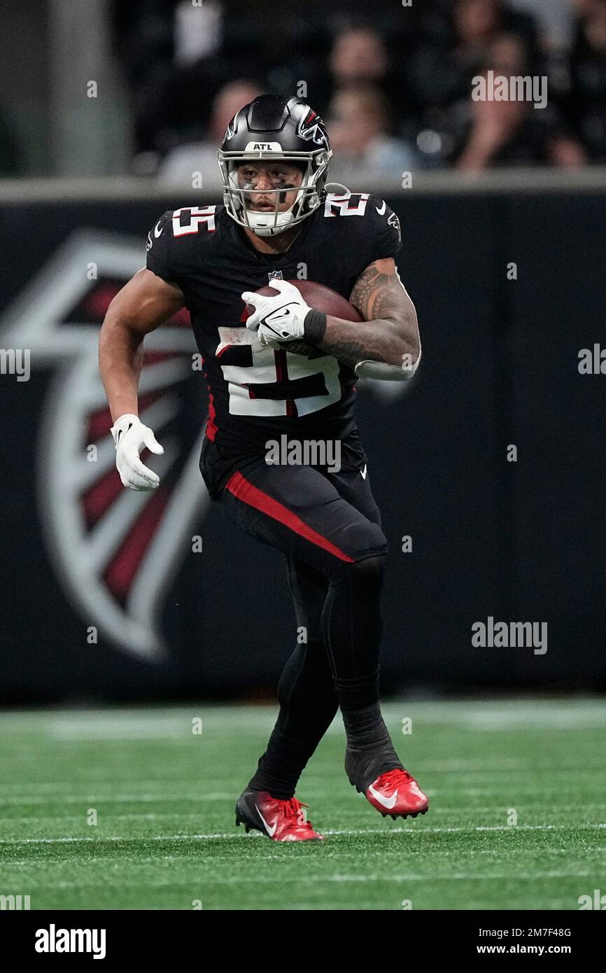 Atlanta Falcons running back Tyler Allgeier (25) runs with he ball ...