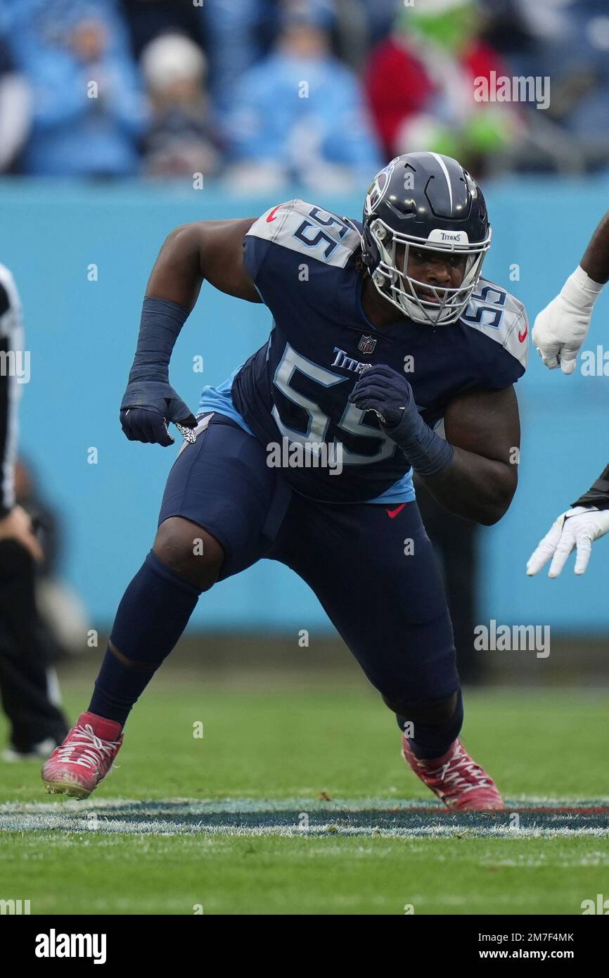 Tennessee Titans guard Aaron Brewer (55) moves to run block during an ...