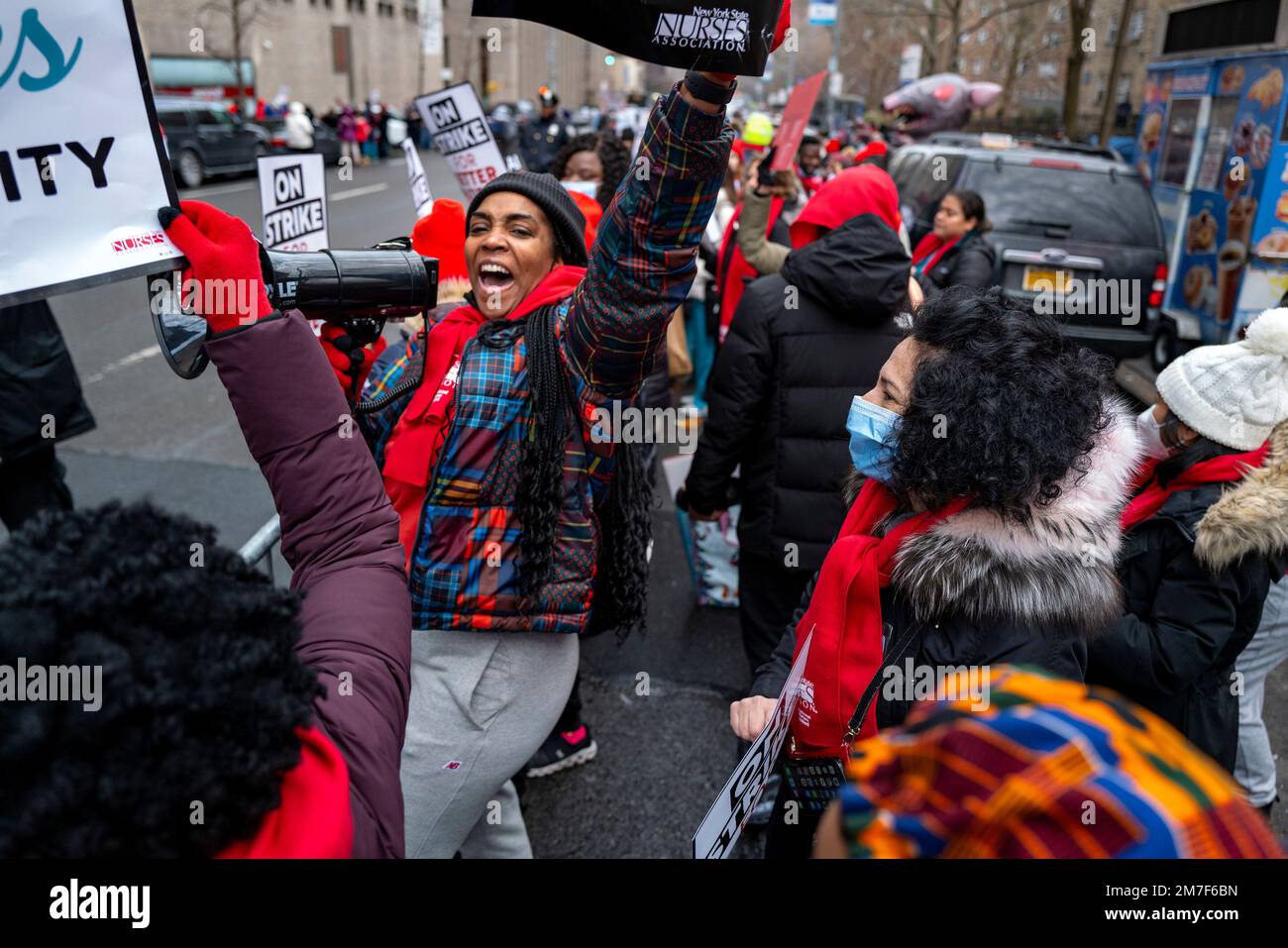 Nurses stage a strike in front of Mt. Sinai Hospital in the Manhattan ...
