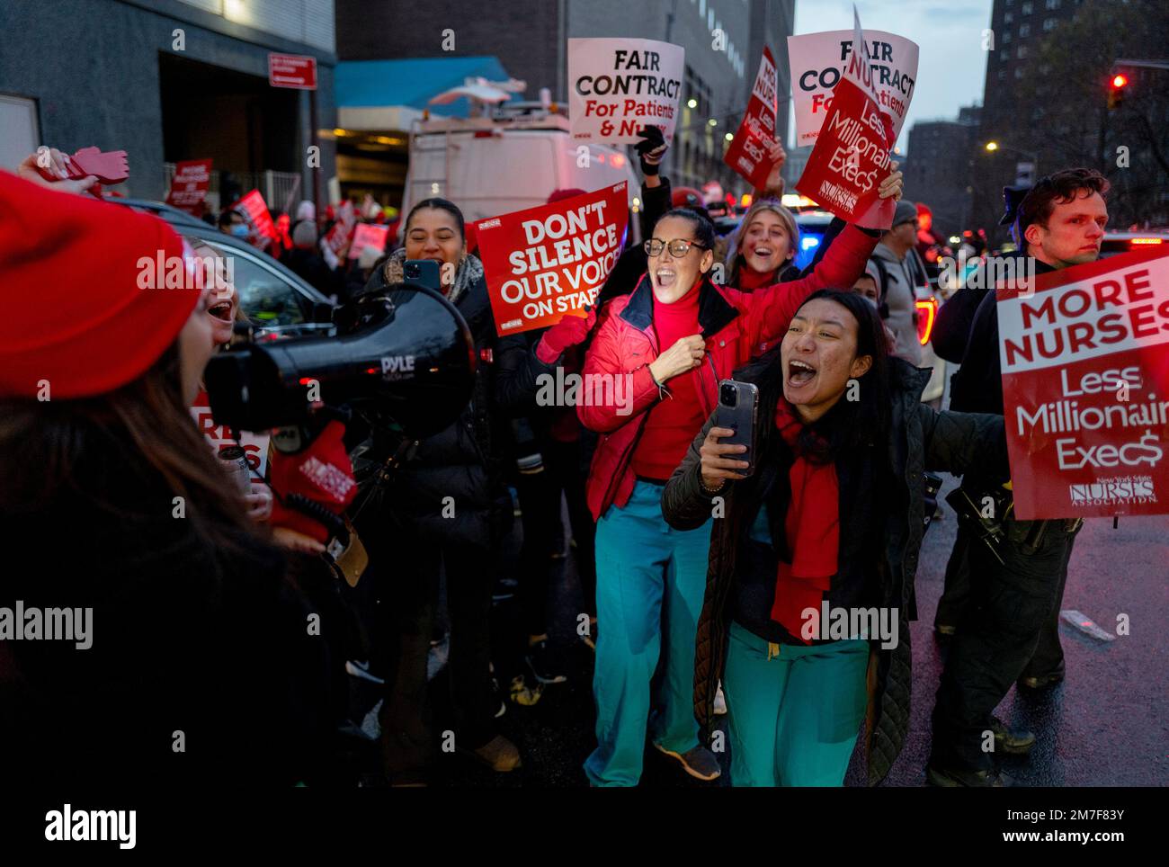 Nurses stage a strike in front of Mt. Sinai Hospital in the Manhattan ...