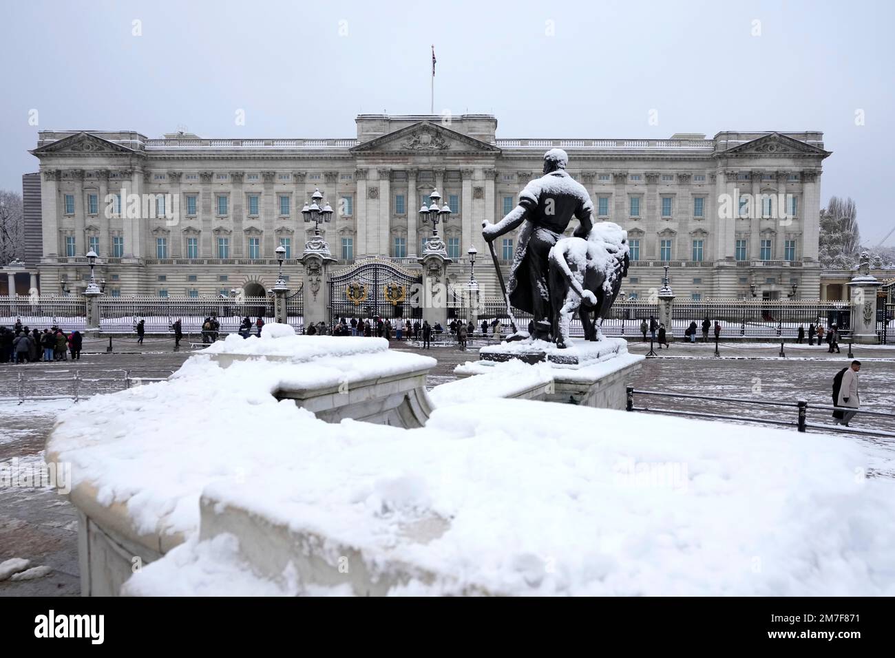 A view of a snow covered statue near Buckingham Palace in London ...