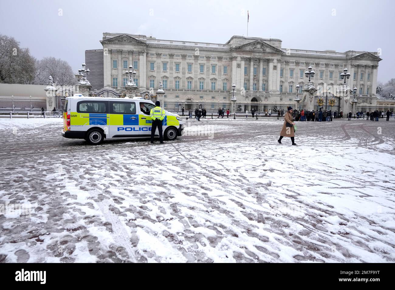 Police keep guard as people stand outside Buckingham Palace after ...