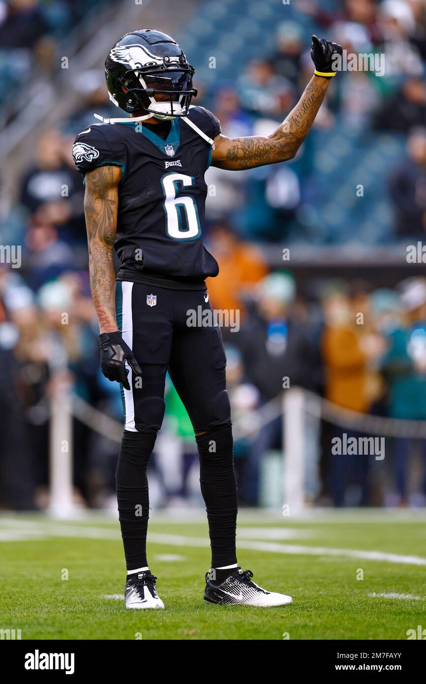 Philadelphia Eagles wide receiver DeVonta Smith (6) warms up before an ...