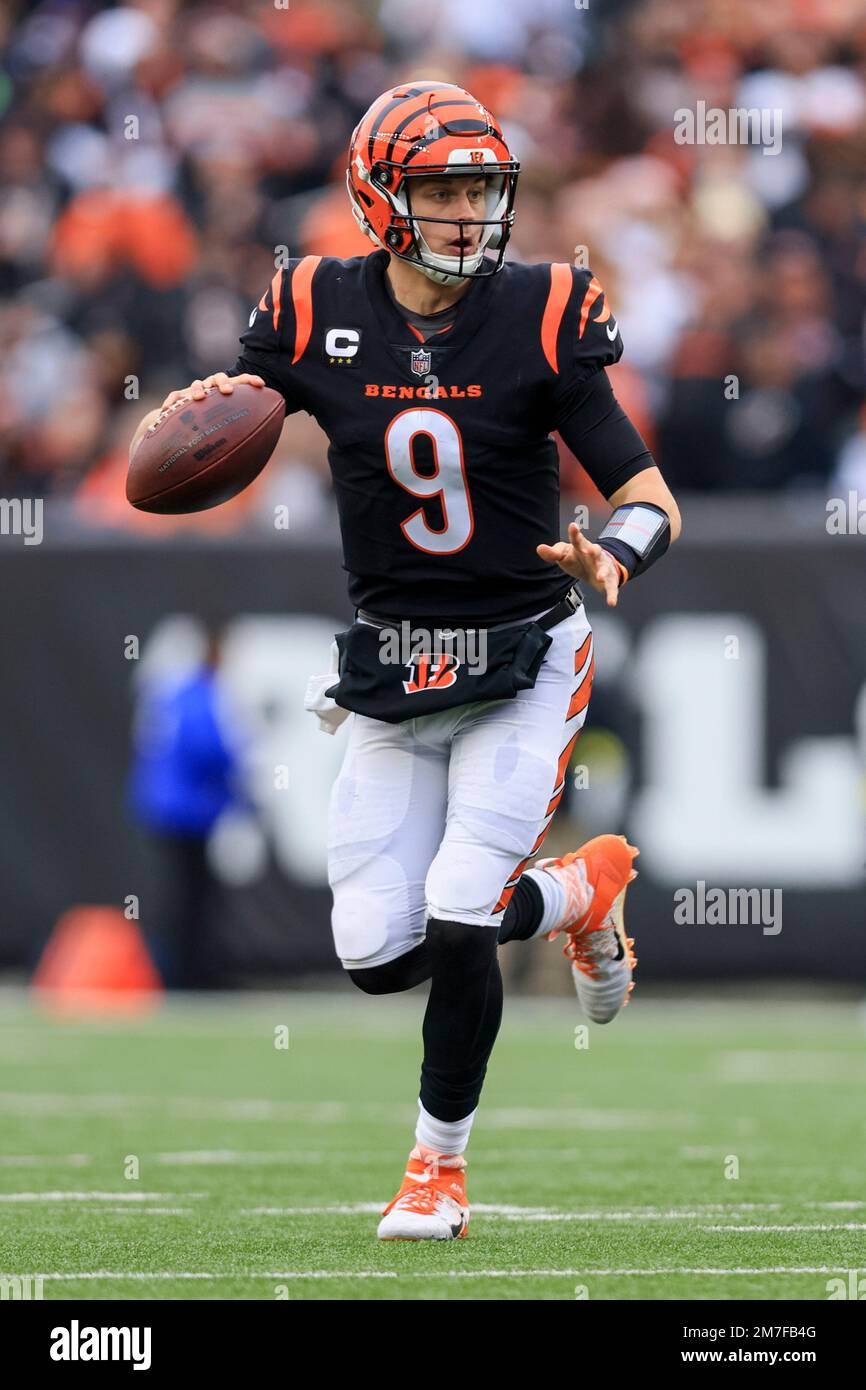 Cincinnati Bengals quarterback Joe Burrow (9) runs with the ball as he ...