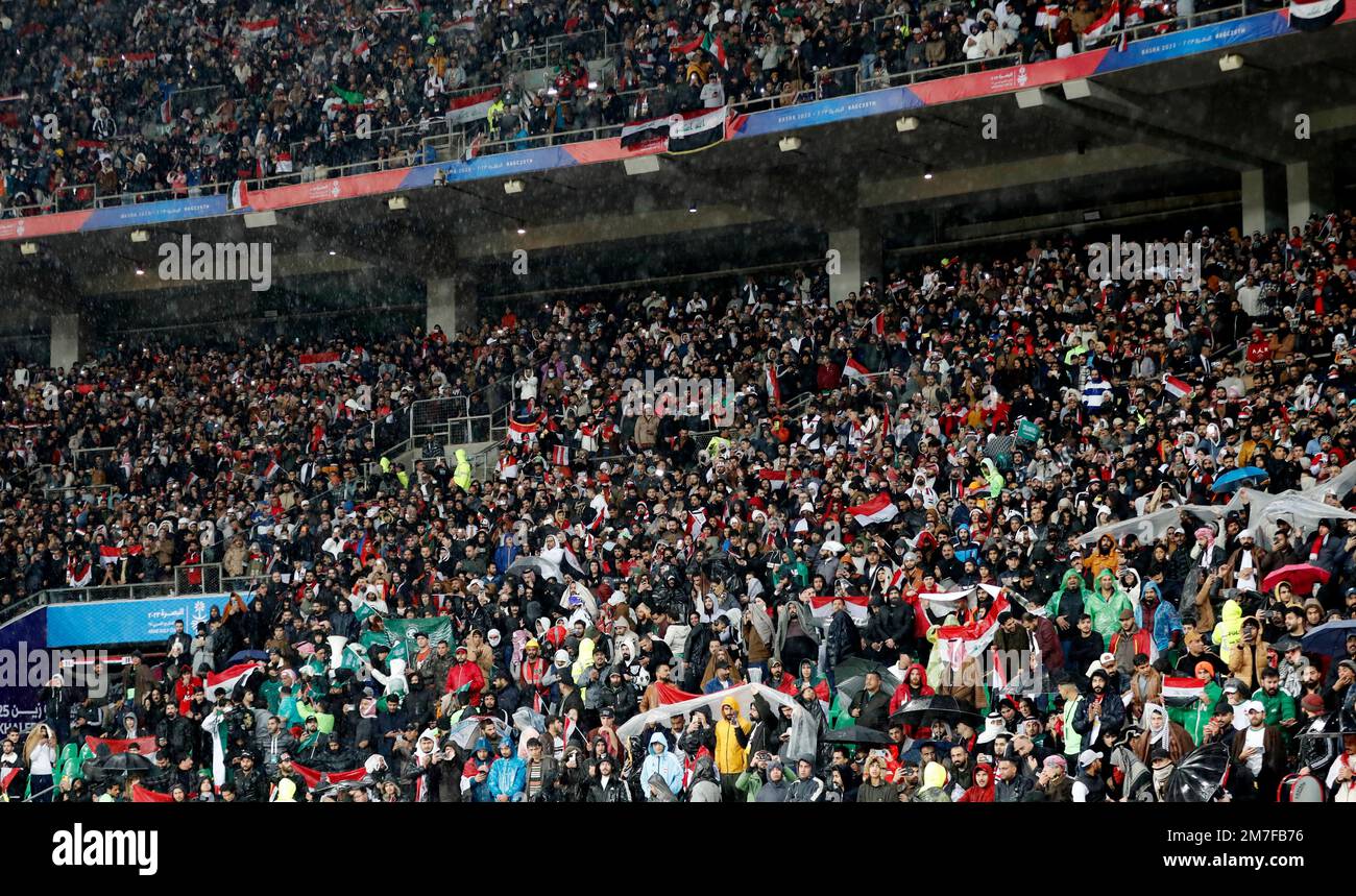 Saudi arabian football fans saudi hi-res stock photography and images ...