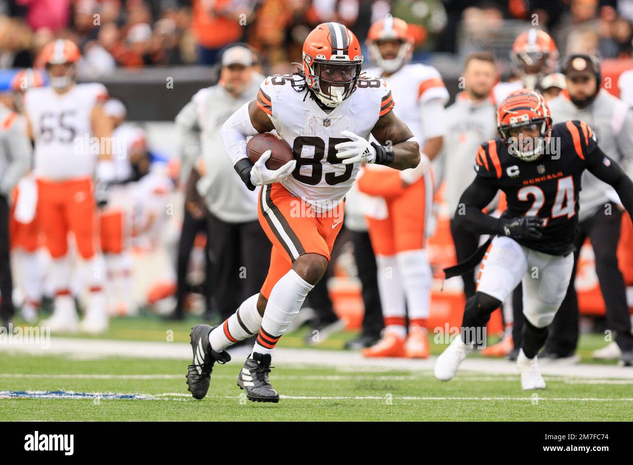 Cleveland Browns tight end David Njoku (85) carries the ball after ...