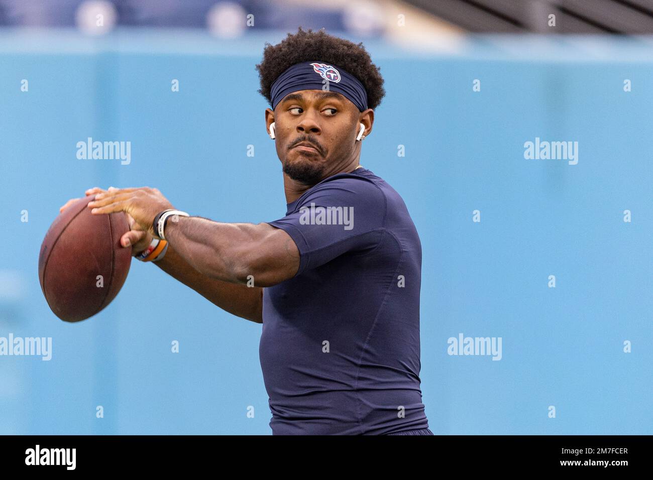 Tennessee Titans quarterback Malik Willis (7) throws to a receiver ...
