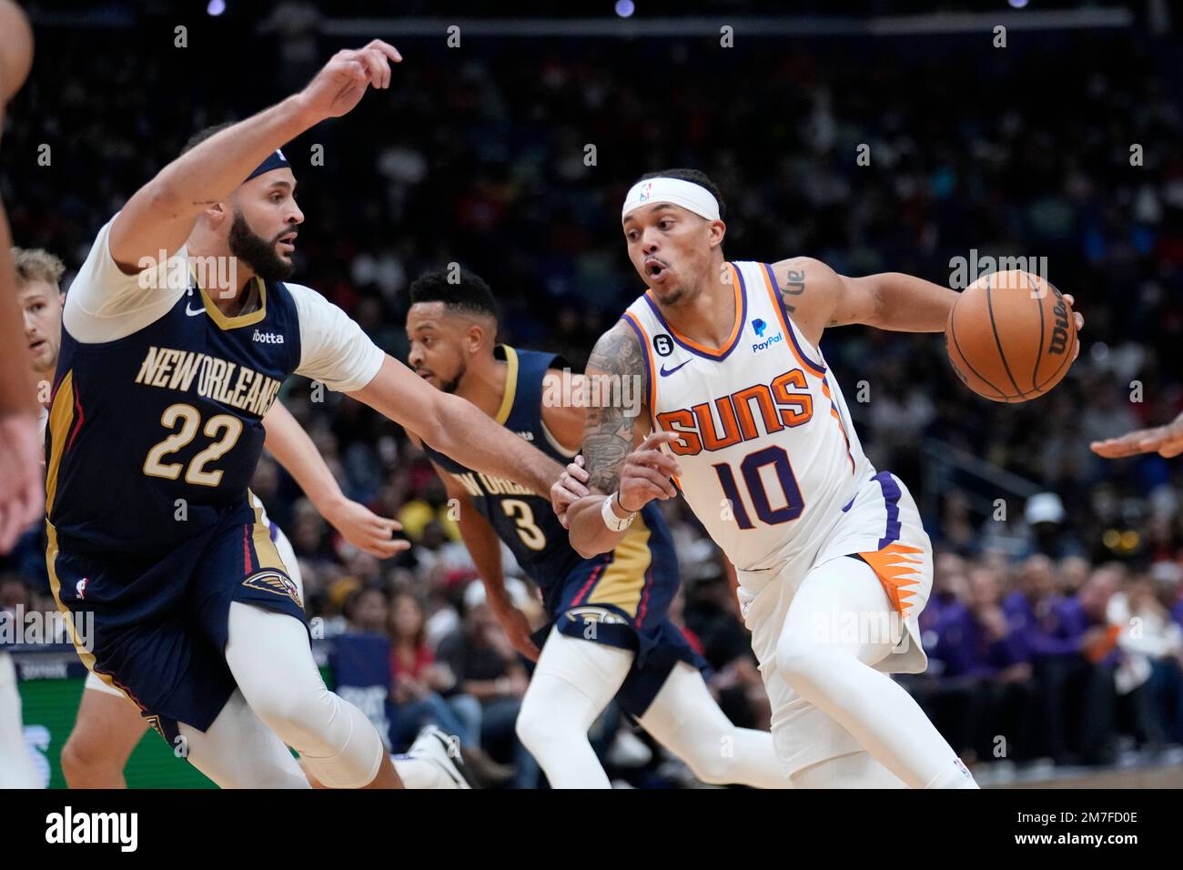 Phoenix Suns guard Damion Lee (10) drives to the basket against New ...