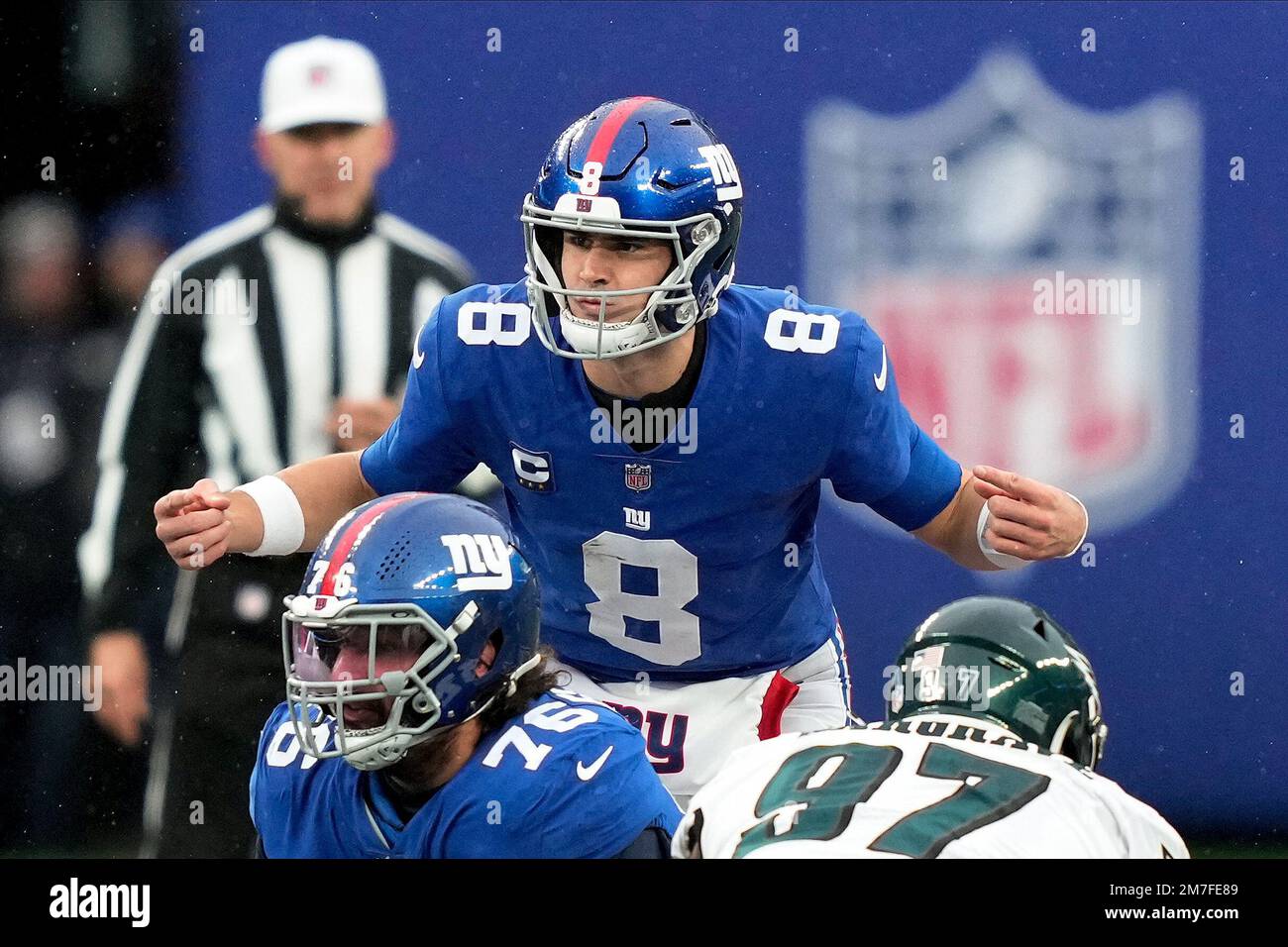 New York Giants quarterback Daniel Jones (8) calls an audible at the ...