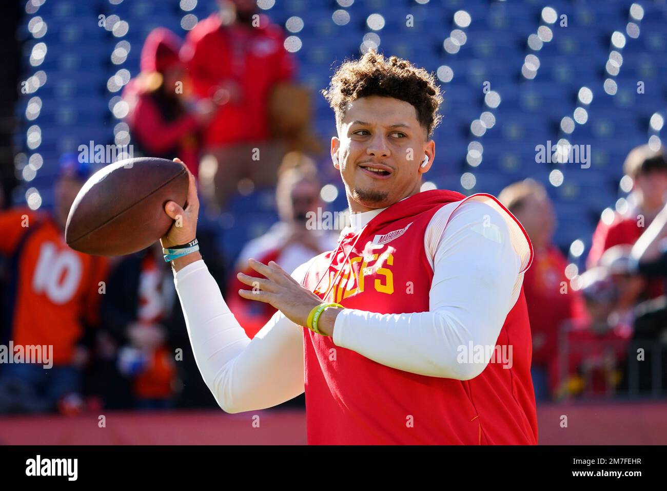 Kansas City Chiefs quarterback Patrick Mahomes warms up before an NFL ...