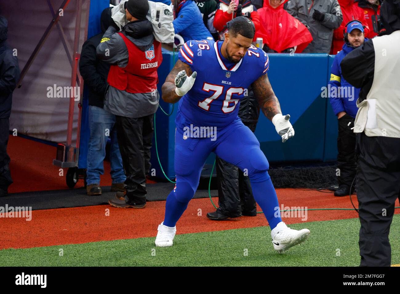 Buffalo Bills guard Rodger Saffold (76) runs onto the field prior to an ...