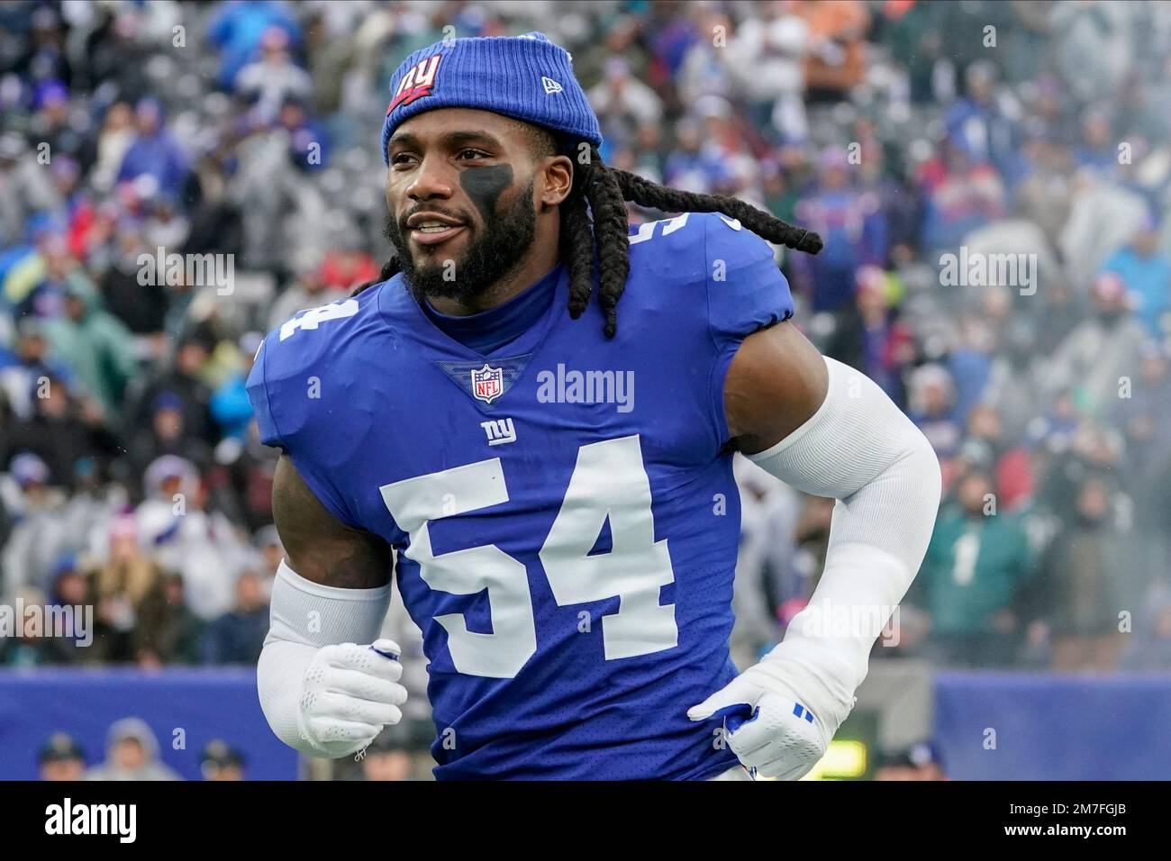 New York Giants linebacker Jaylon Smith (54) runs onto the field before ...