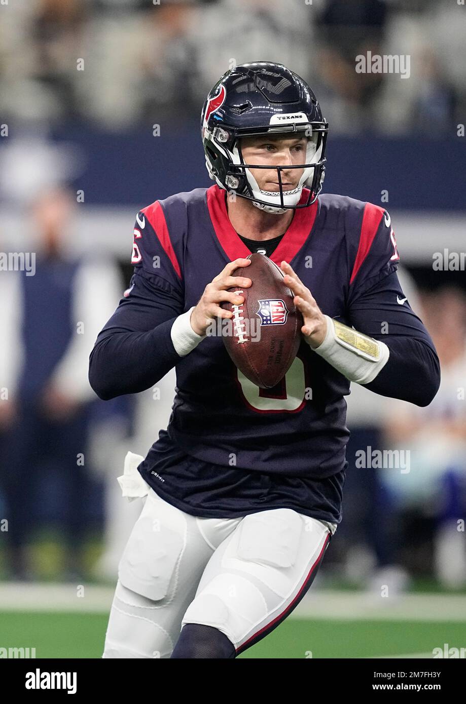 Houston Texans quarterback Jeff Driskel (6) looks to pass in the first ...