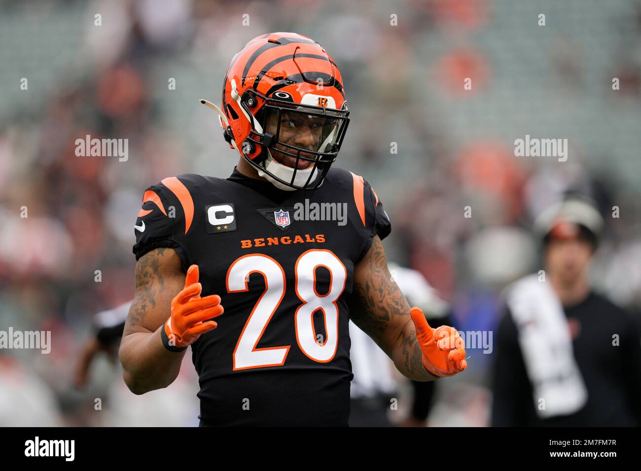 Cincinnati Bengals' Joe Mixon warms up before an NFL football game ...