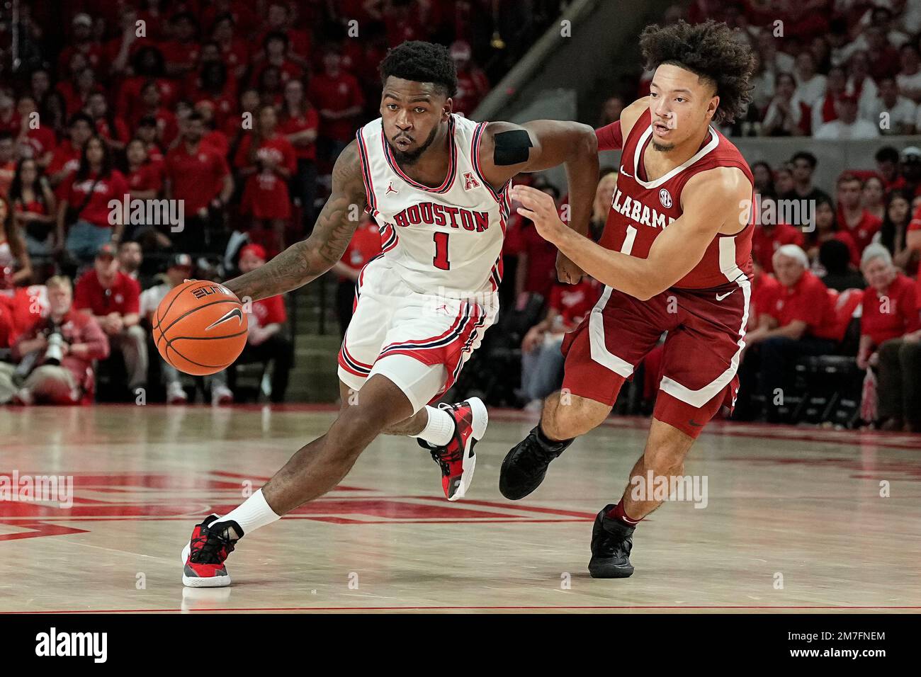 Houston guard Jamal Shead (1) is pursued by Alabama guard Mark Sears (1 ...