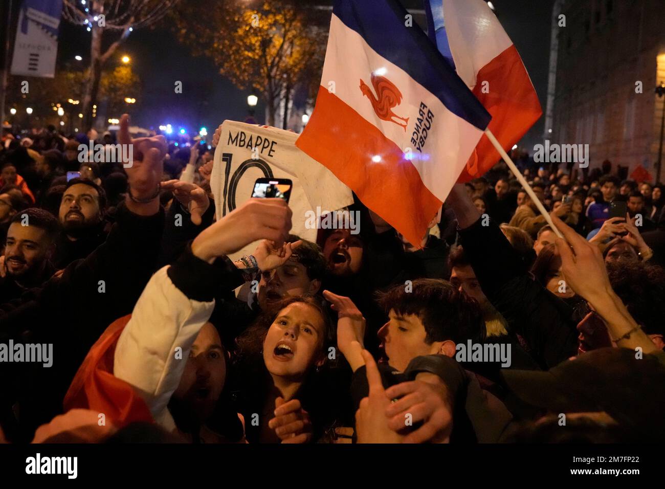 Supporters of France celebrate their victory after the World Cup ...