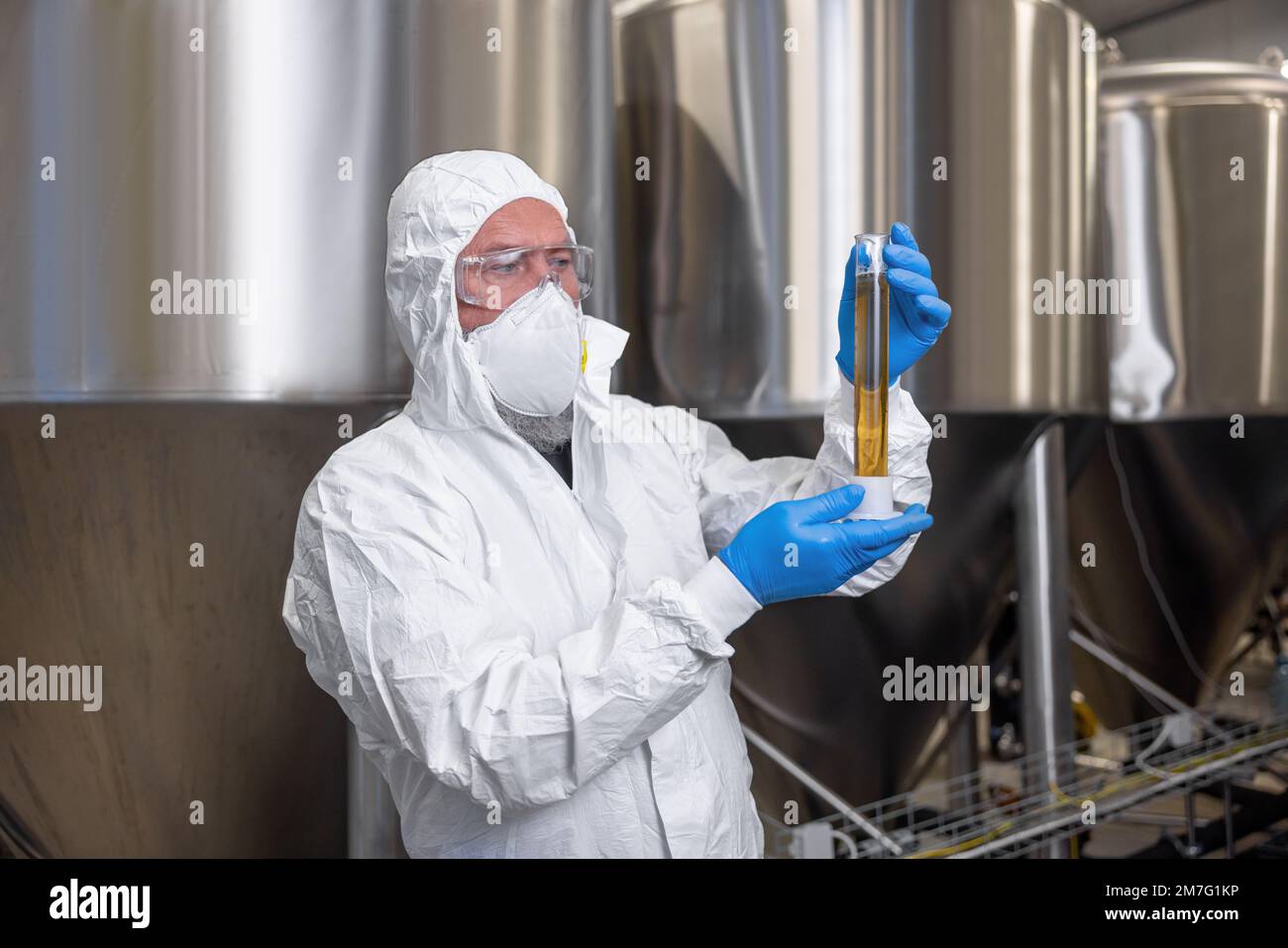 Concentrated brewer measuring the amount of liquid in a vessel Stock ...