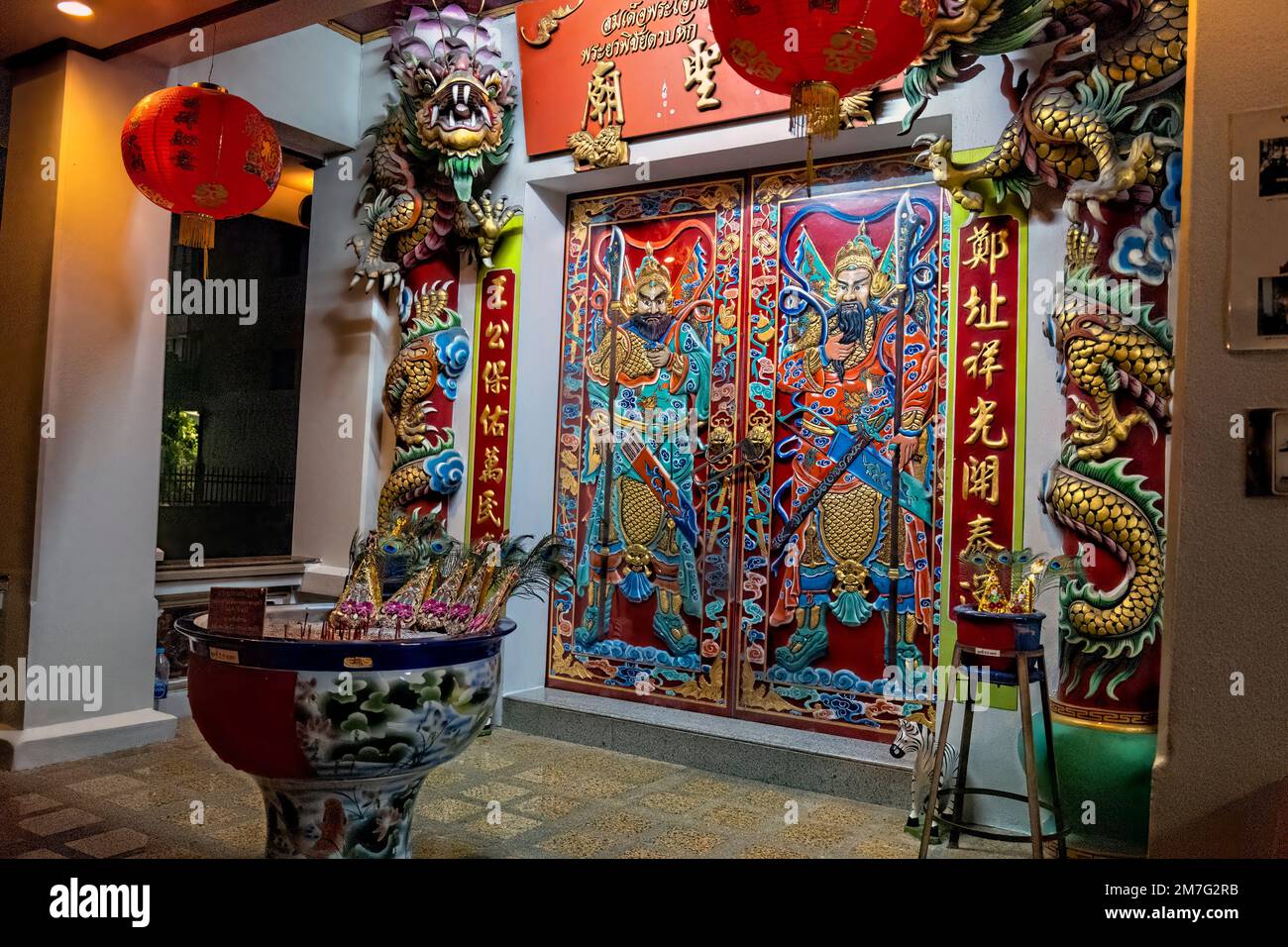 King taksin great shrine hi-res stock photography and images - Alamy