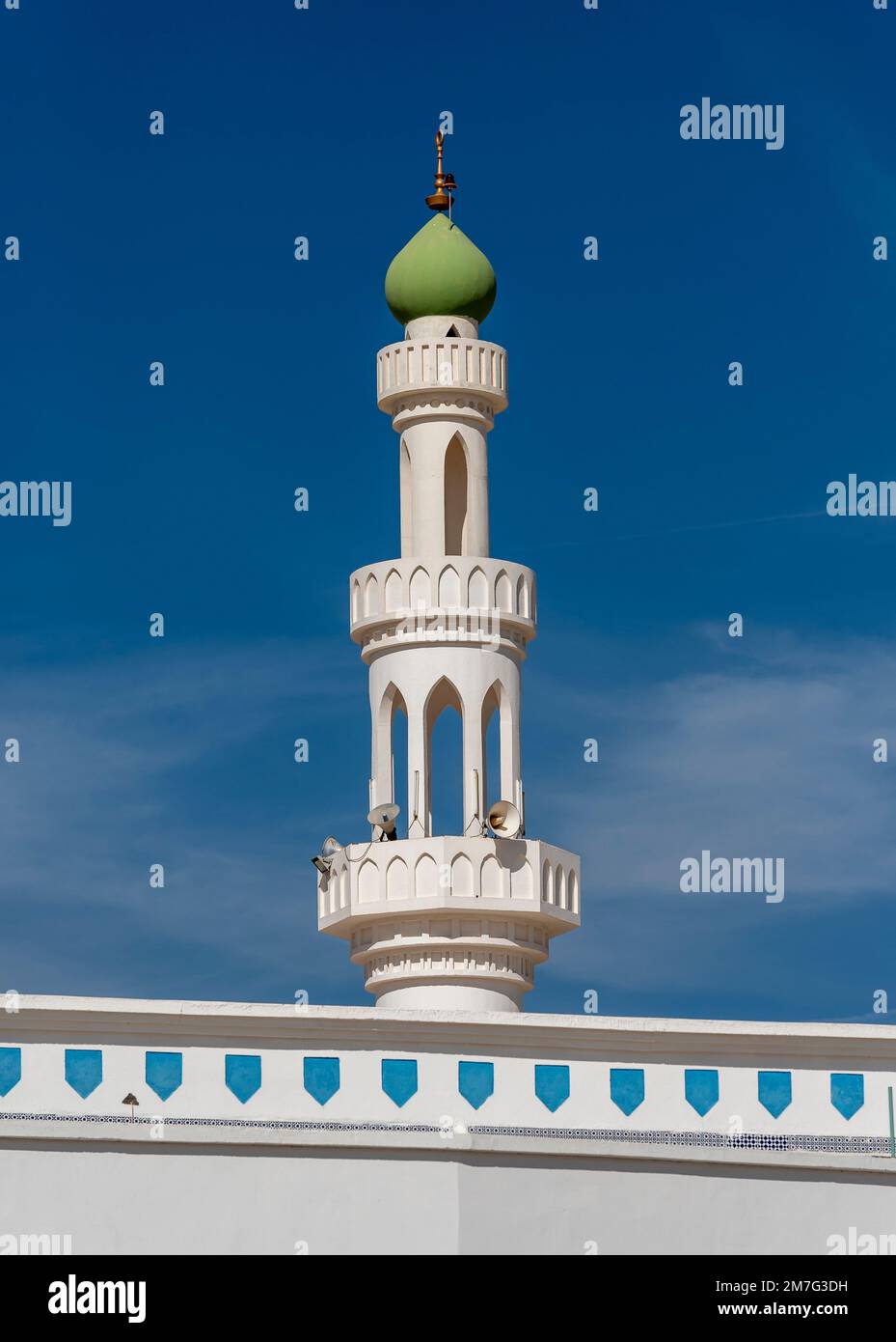 Minaret of Whitewashed Islamic Mosque, Oman Stock Photo - Alamy
