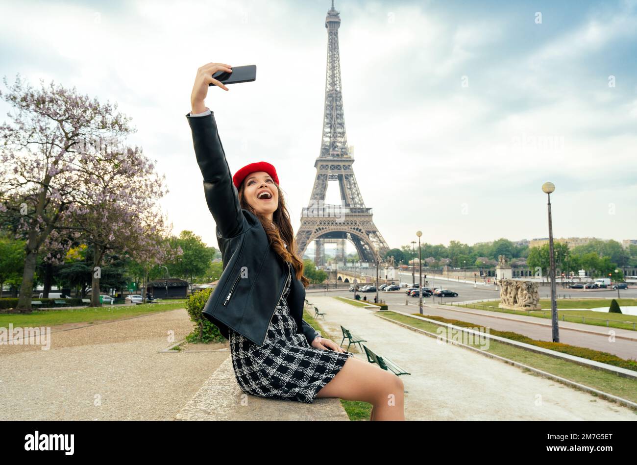 Beautiful young woman visiting paris and the eiffel tower. Parisian ...