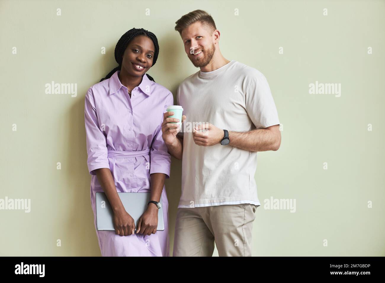 Minimal two woman portrait hi-res stock photography and images - Alamy