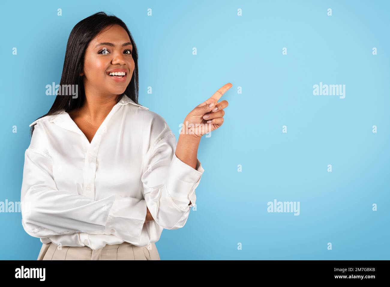 Smiling black woman pointing finger hi-res stock photography and images ...