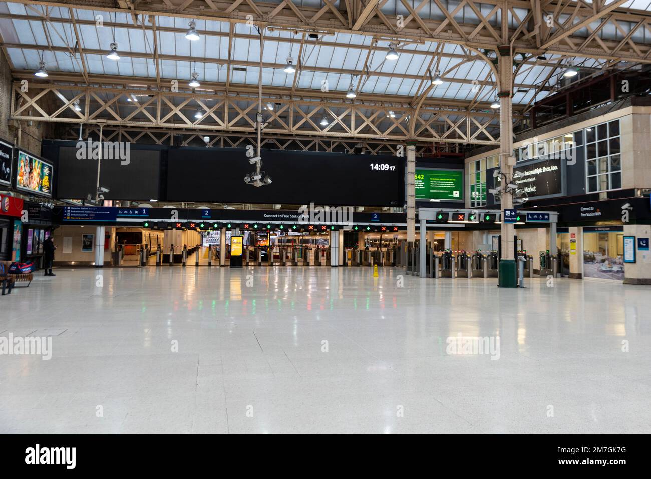 Empty railway station concourse hi-res stock photography and images - Alamy