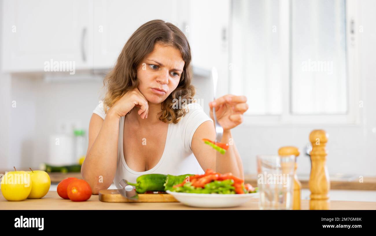 Confused woman cooking hi-res stock photography and images - Alamy
