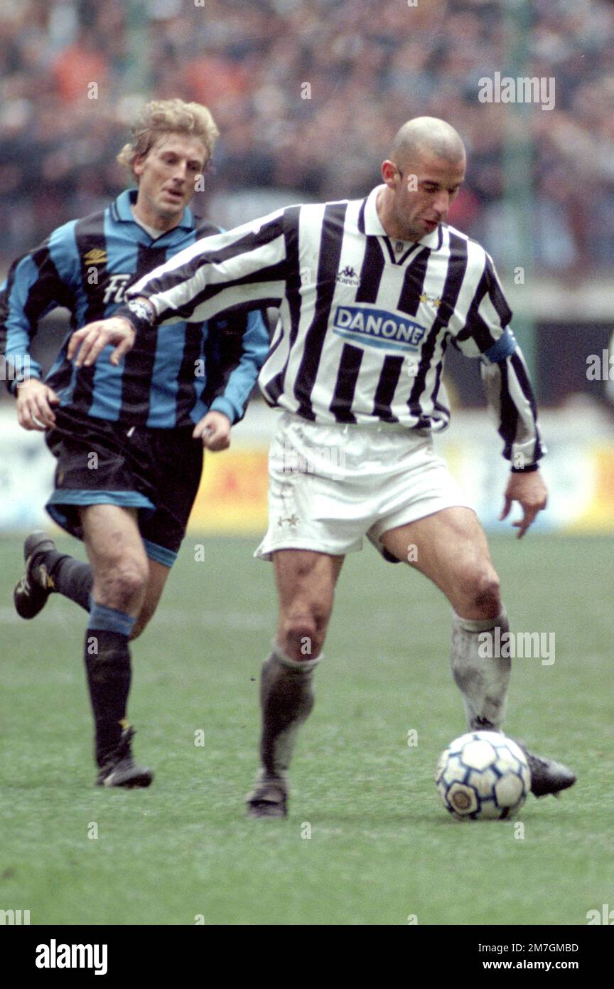 Gianluca vialli 1994 hi-res stock photography and images - Alamy