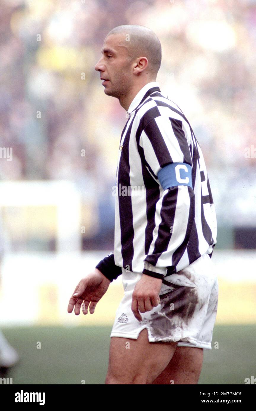 Gianluca vialli 1994 hi-res stock photography and images - Alamy