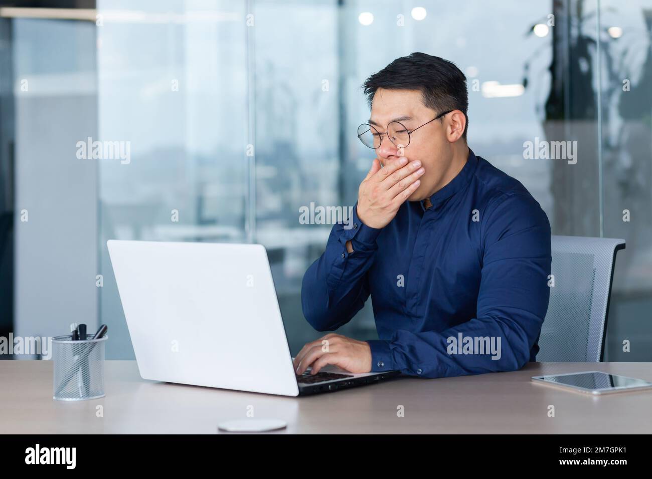 Japanese employee yawning hi-res stock photography and images - Alamy