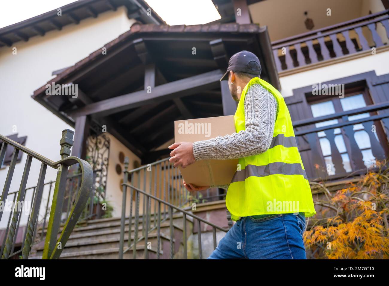 Parcel delivery man hi-res stock photography and images - Alamy