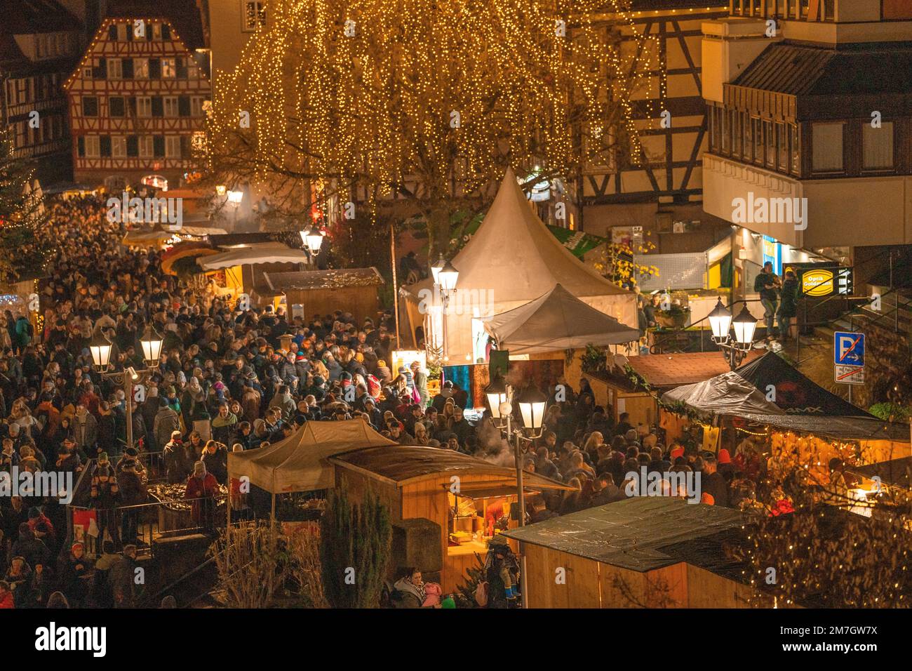 Crowds at Christmas market at night, Calw, Germany Stock Photo - Alamy