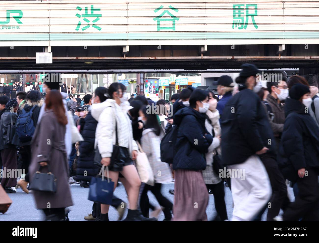 Tokyo, Japan. 9th Jan, 2023. People cross a street at Shibuya fashion ...