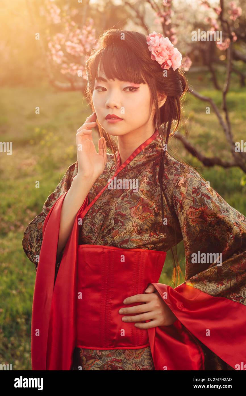 Japanese girl kimono garden hi-res stock photography and images - Alamy