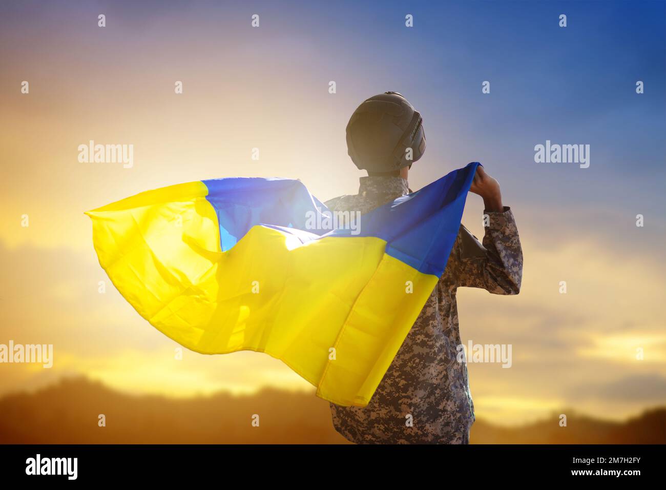 War in Ukraine. Soldier with Ukrainian flag return home. Patriot ...
