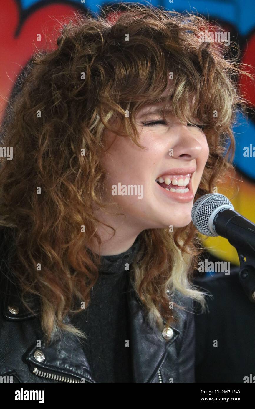 Grace Mitchell films a session in Brooklyn Stock Photo - Alamy