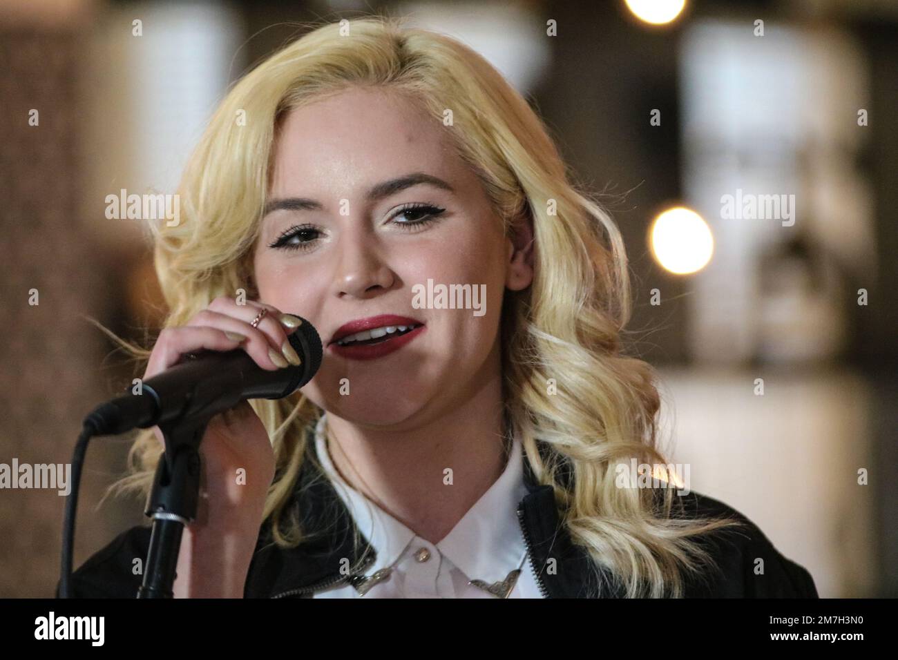 Felicity films a session in Brooklyn Stock Photo - Alamy