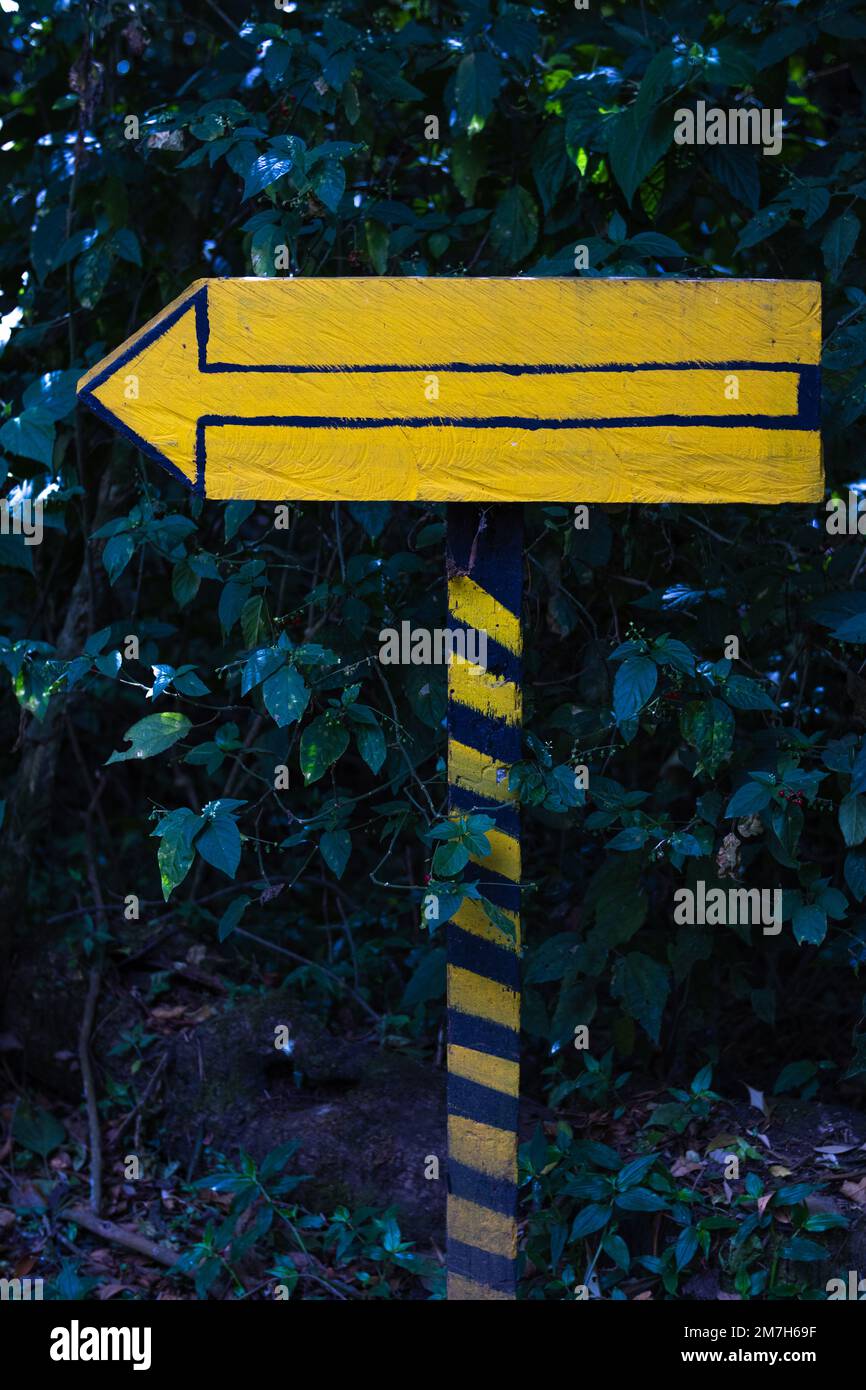 Notice sign location direction hi-res stock photography and images - Alamy