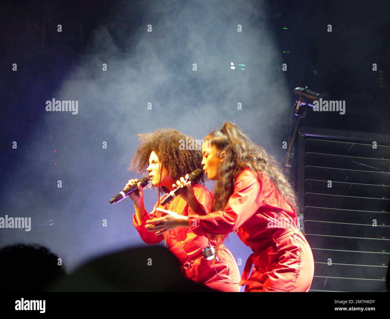 Ibeyi - Lisa-Kaindé Diaz and Naomi Diaz in concert at Brooklyn Steel in ...