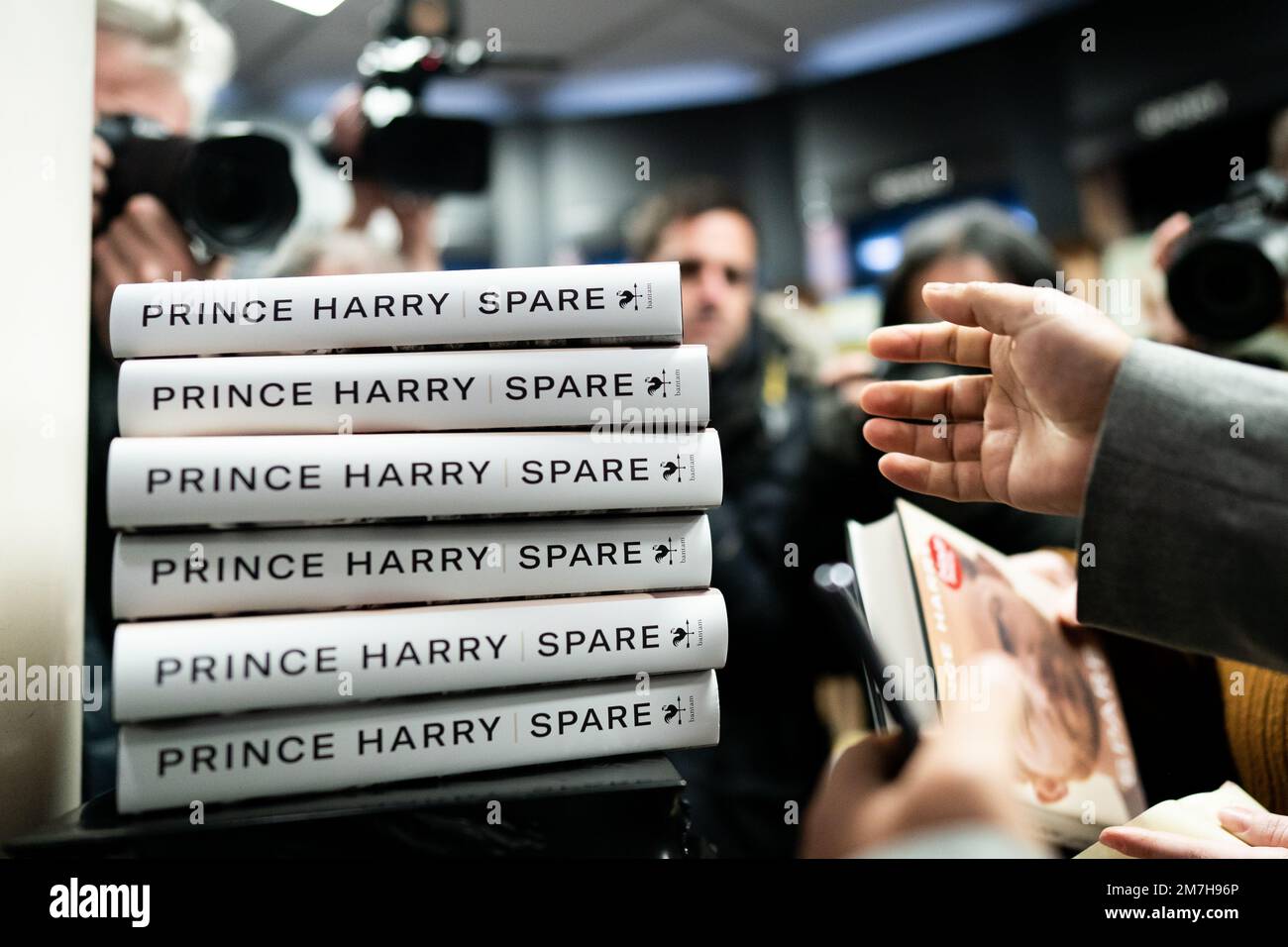 The newly released autobiography from the Duke of Sussex on display at ...