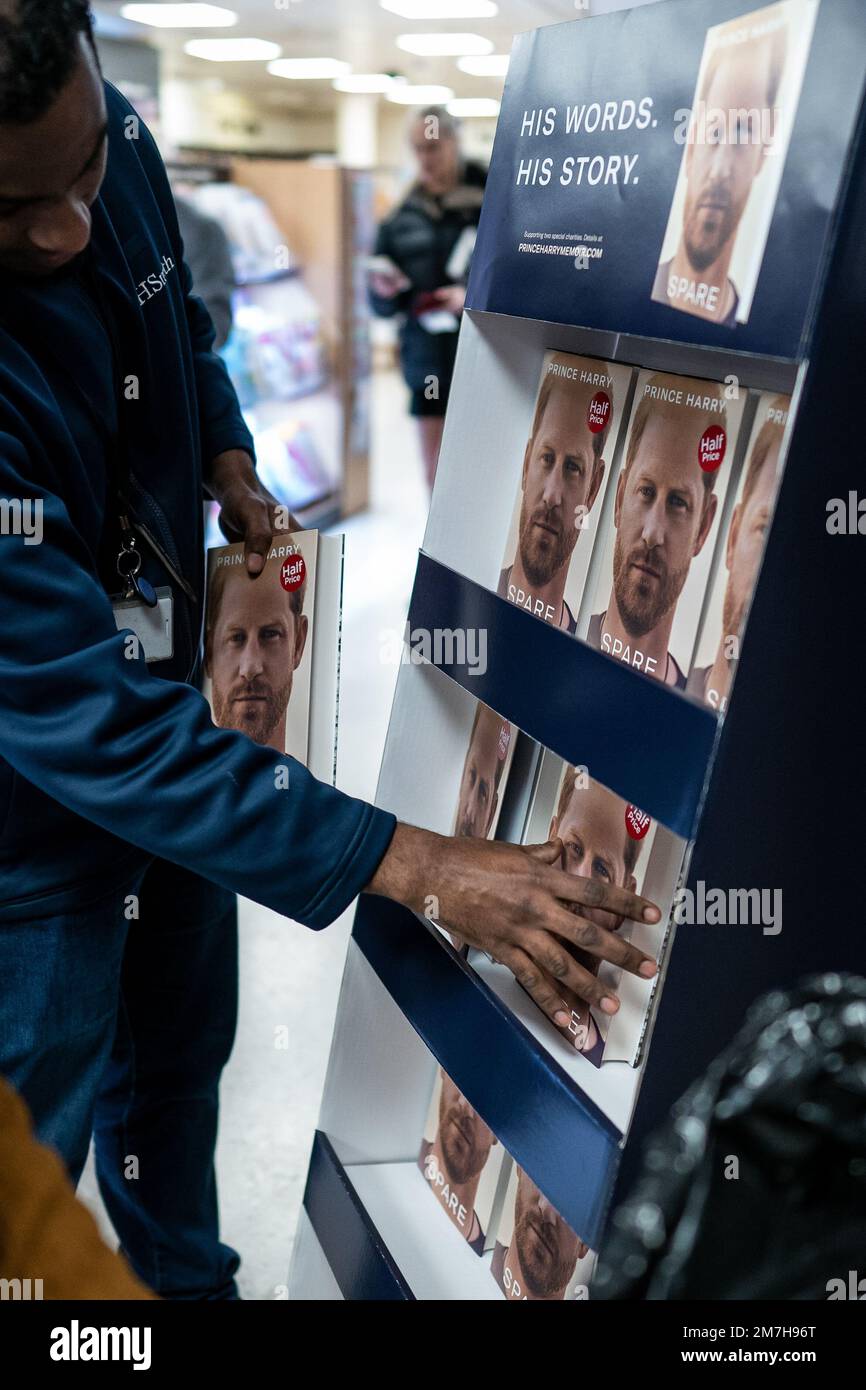 Whsmiths in victoria station hi-res stock photography and images - Alamy