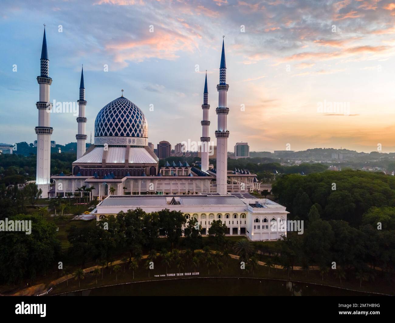 Sultan Salahuddin Abdul Aziz Mosque Stock Photo - Alamy