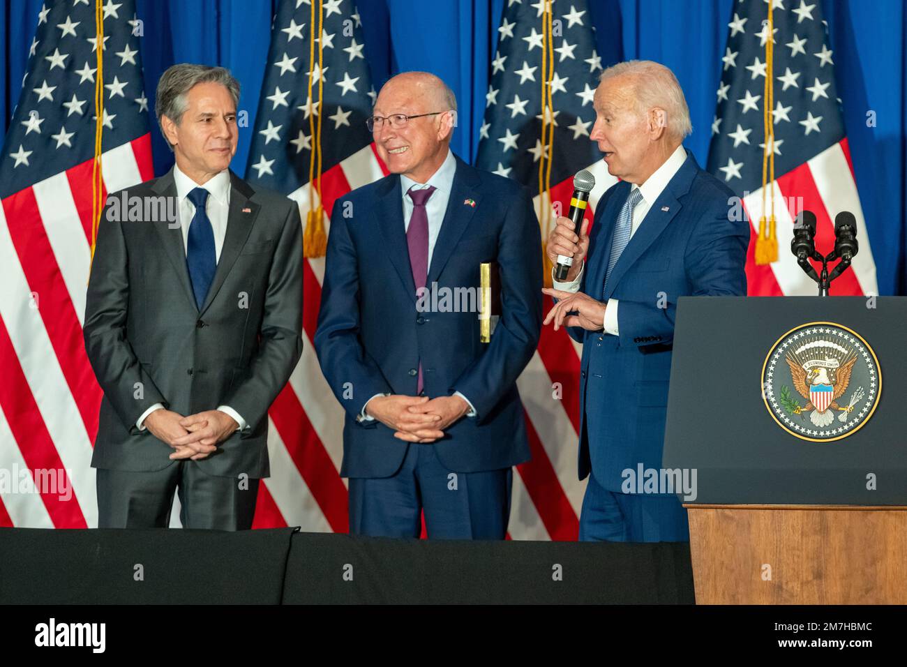 Mexico City, Mexico. 08th Jan, 2023. U.S President Joe Biden, right ...