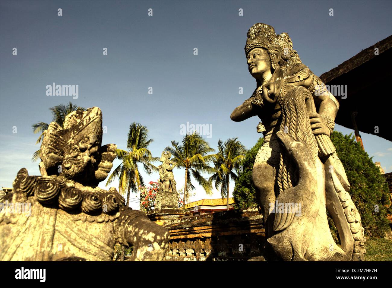 Balinese sculpture at Kertha Gosa Pavilion (Bale Kambang) in Klungkung ...