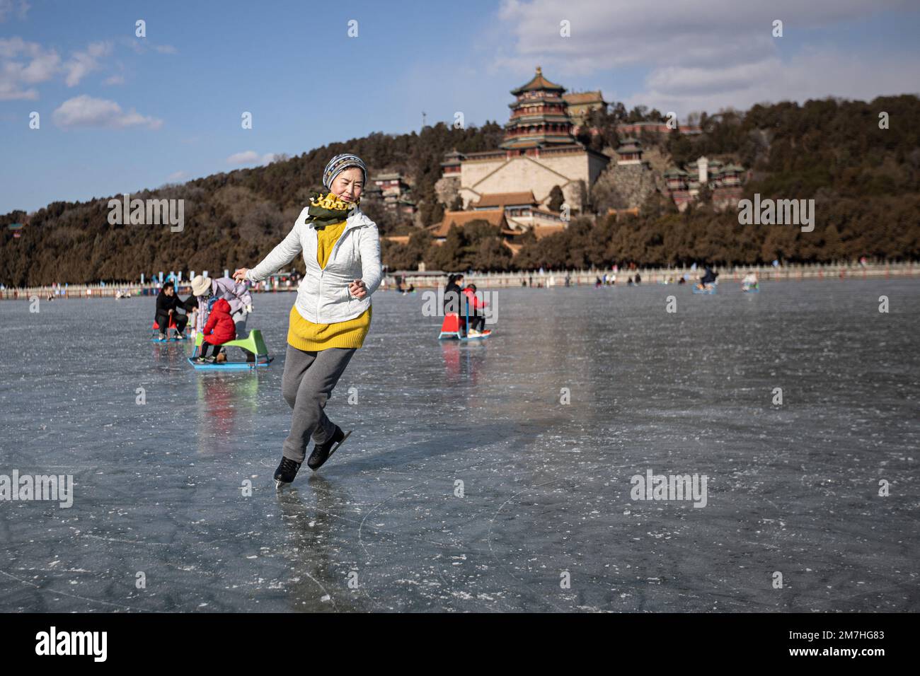(230109) -- BEIJING, Jan. 9, 2023 (Xinhua) -- Qu Wei, 67 years old ...